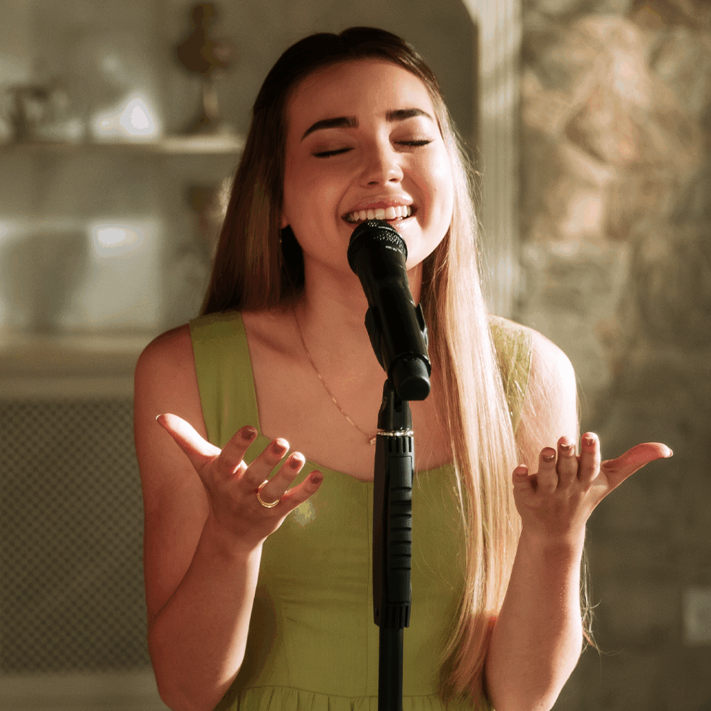 Esther Durán, filha de Chris Durán, estreia seu primeiro projeto ...